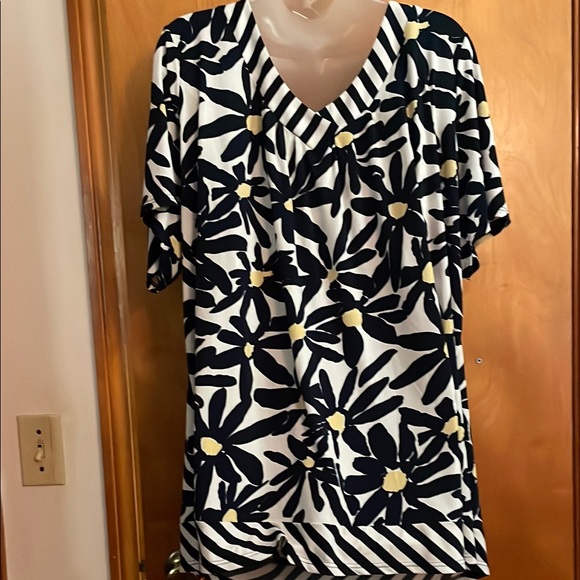 Avenue | Tops | Avenue Black And White Boxy Tunic With Short Sleeves ...